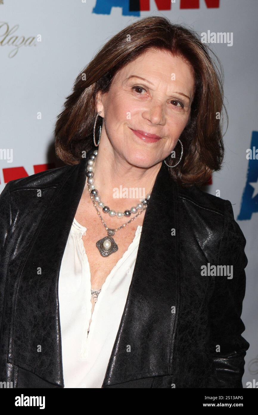 Linda Lavin assiste à la représentation nocturne d'Ann, avec Holland ...