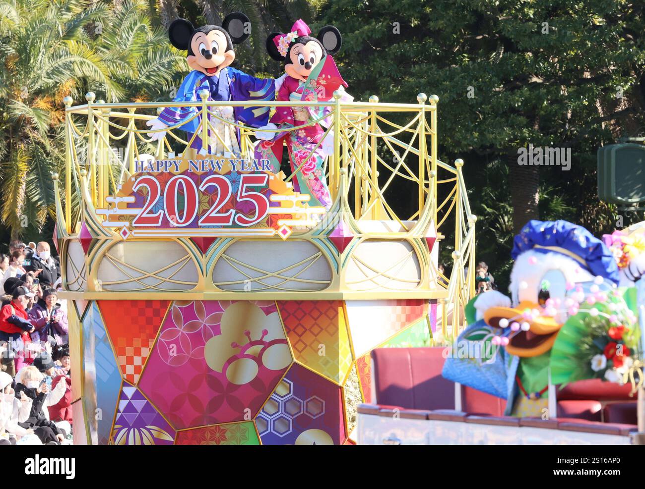 Urayasu, Japon. 1er janvier 2025. Les personnages Disney Mickey (G) et ...