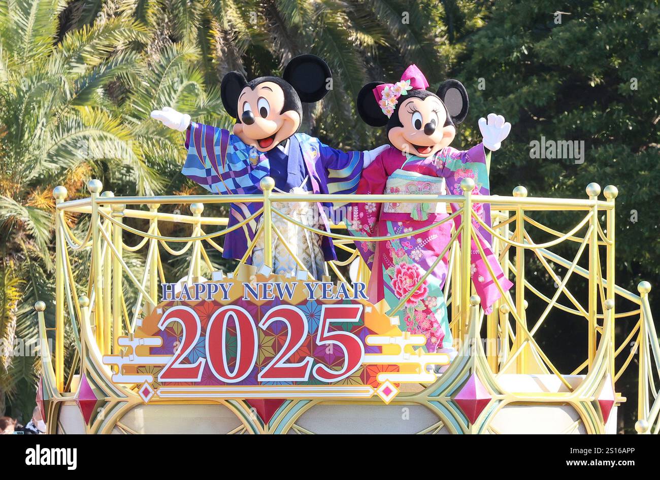 Urayasu, Japon. 1er janvier 2025. Les personnages Disney Mickey (G) et ...
