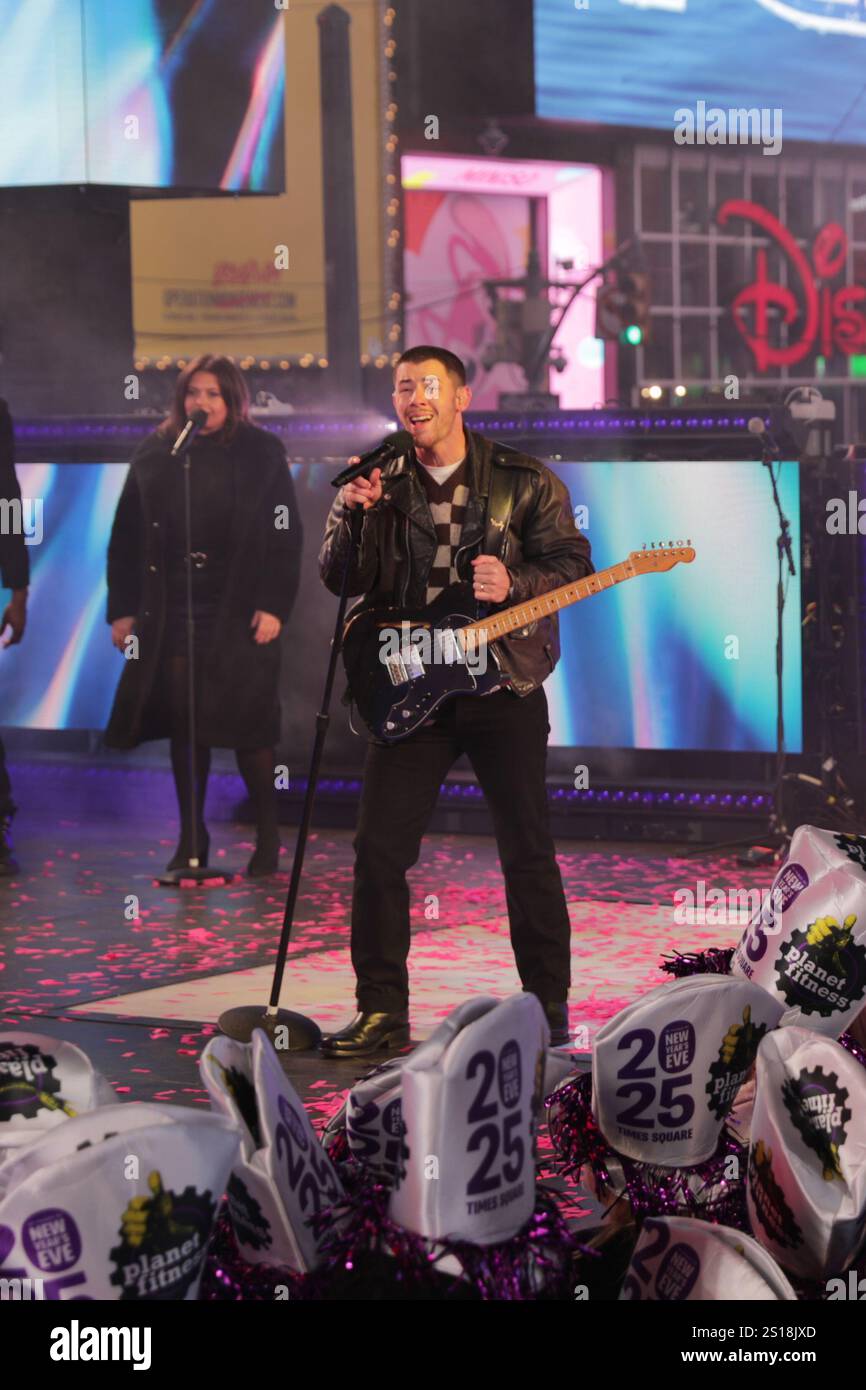 NEW YORK, NEW YORK - DÉCEMBRE 31 : Nick Jonas, Joe Jonas, et Kevin ...