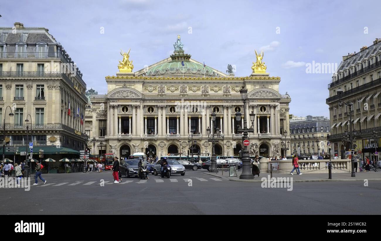 L'Opéra Garnier sur la place de l'Opéra dans le centre de Paris, construit sur ordre de Napoléon ...