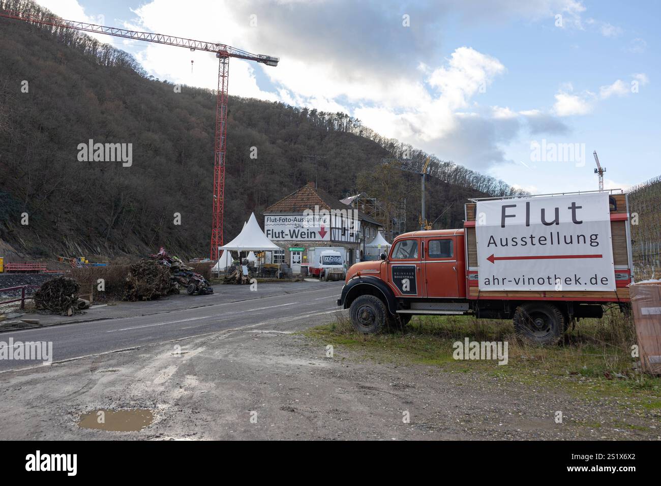 Wiederaufbau im Ahrtal - 03.01.2025 Die Ahr-Vinothek mit der Flut-Foto ...