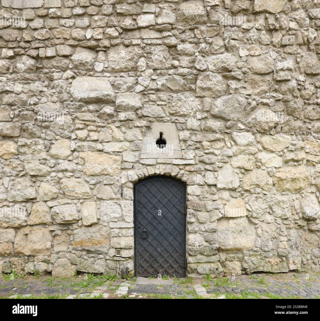 Texture du mur médiéval en pierre et vieille porte en métal. Fond de ...