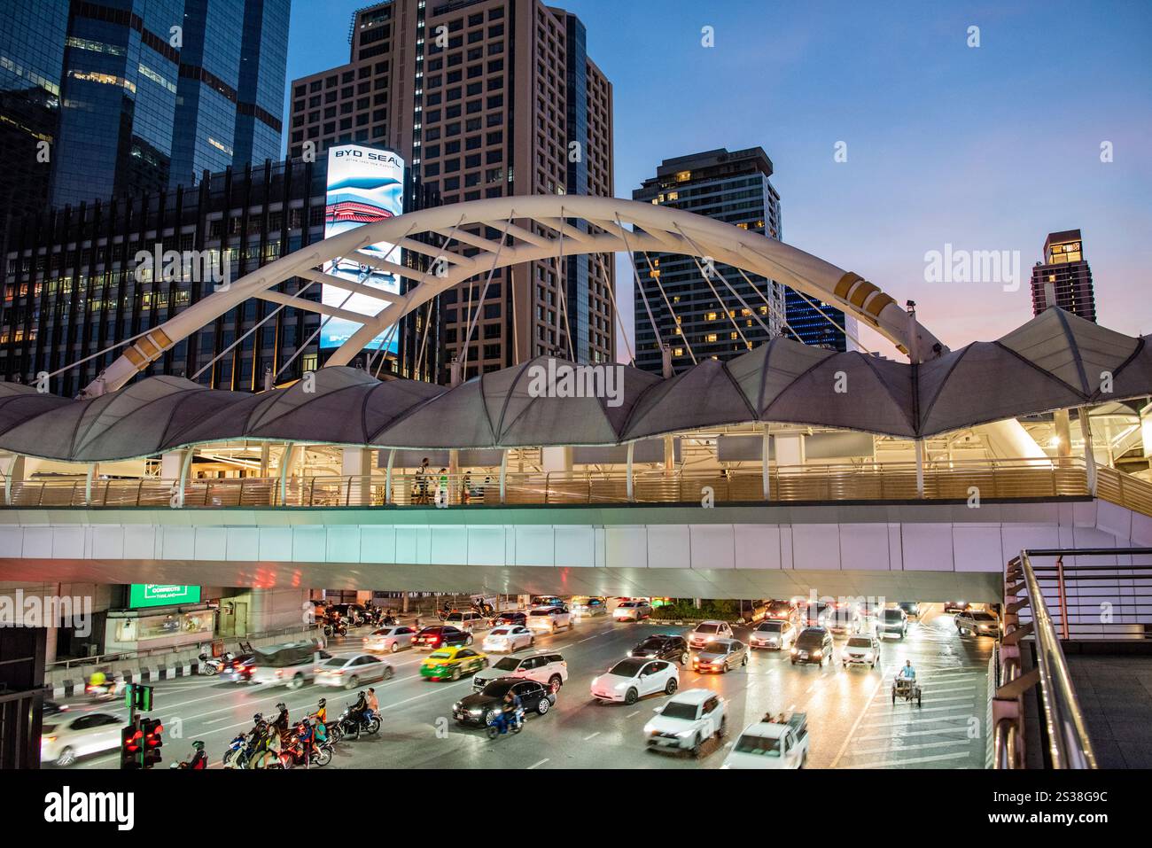 La passerelle Chong nonsi Skywalk avec de hauts bâtiments à Silom dans la ville de Bangkok en ...