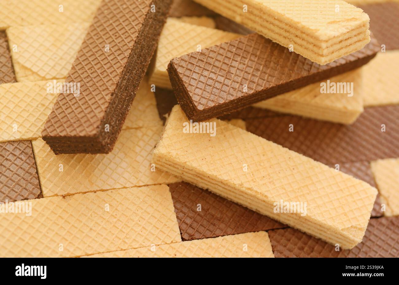 Empilées de délicieuses gaufrettes de chocolat en grande quantité. Deux ...