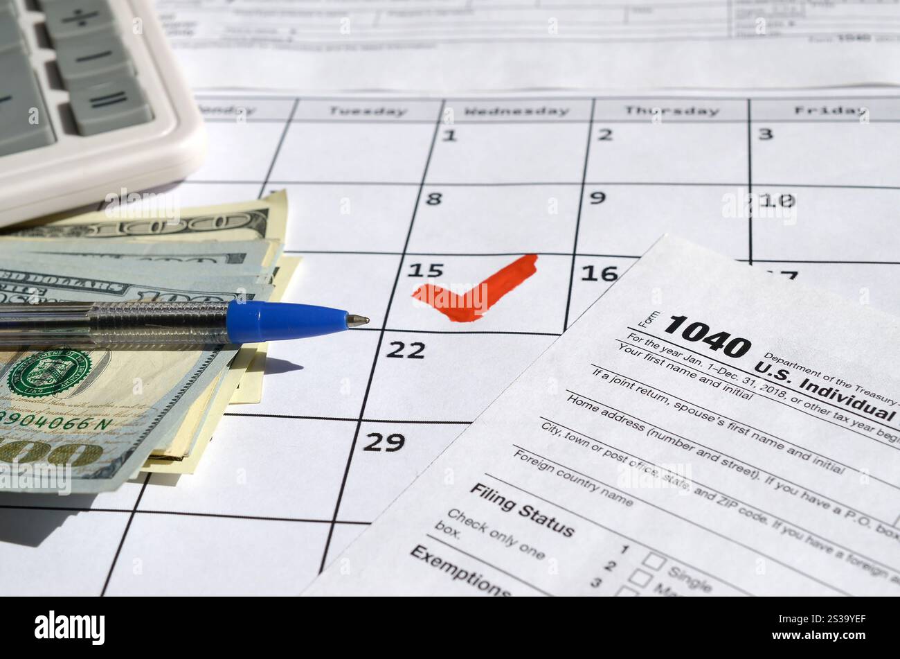 1040 Déclaration de revenus des particuliers vierge avec des billets d ...