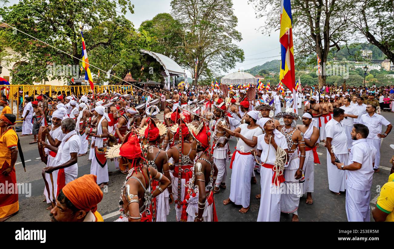 Kandy esala perahera festival dance Banque de photographies et d’images ...