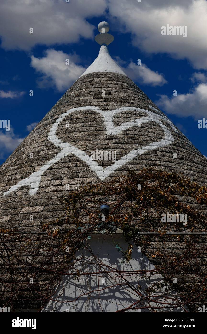 Une flèche blanche peinte tirée à travers un cœur : parmi les symboles ...