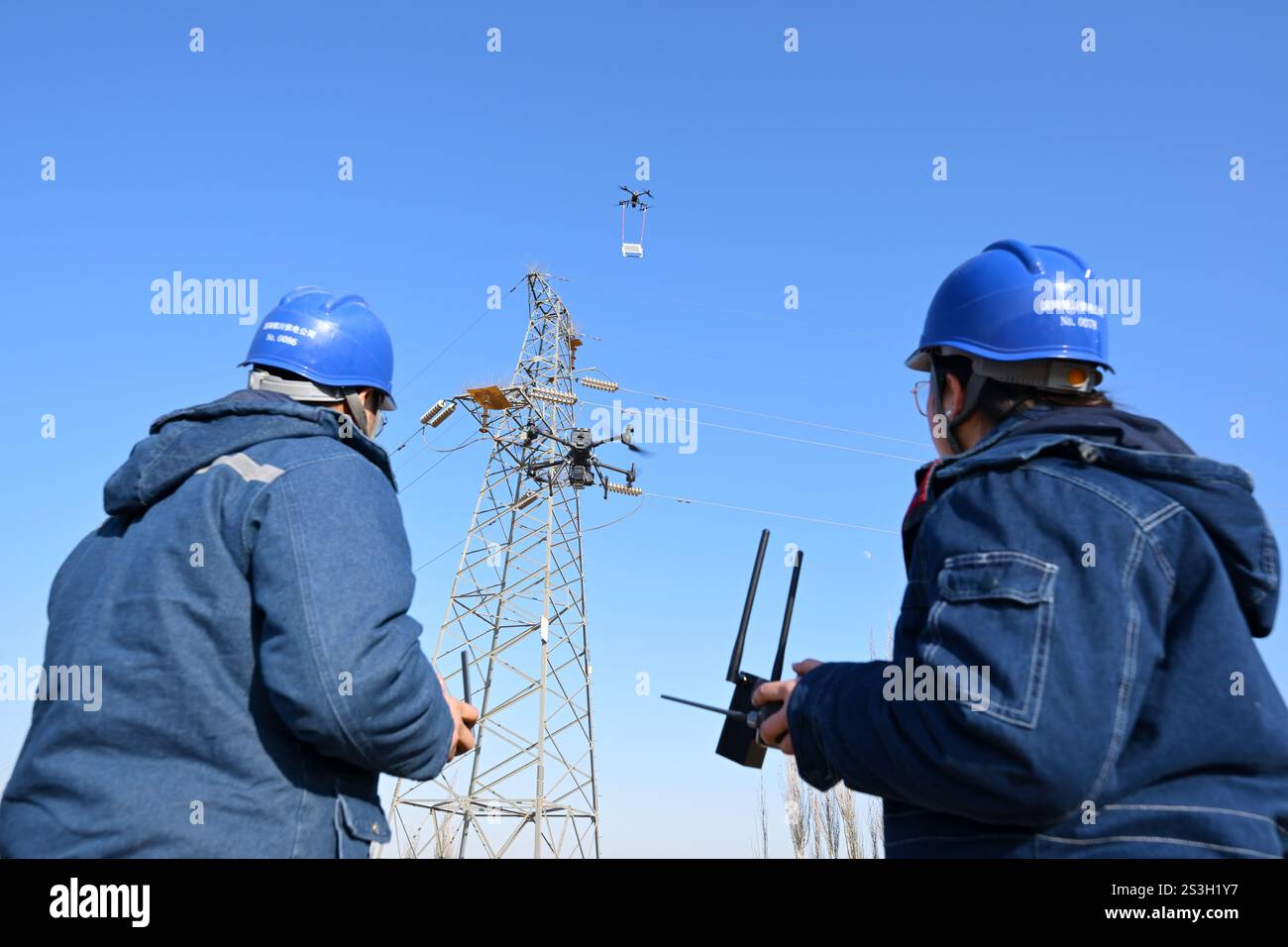 YINCHUAN, CHINE - 9 JANVIER 2025 - les travailleurs du réseau d'État à ...