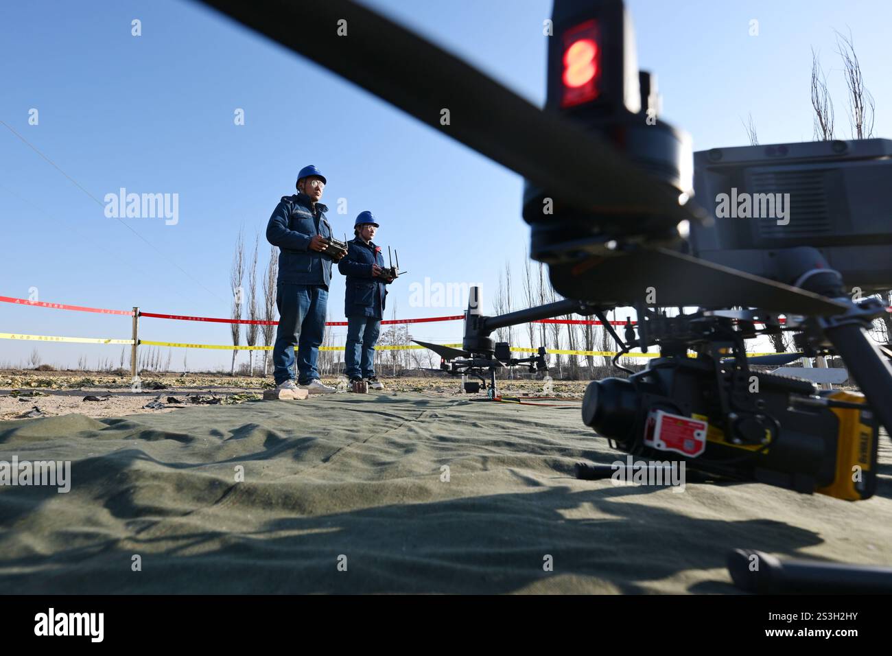 YINCHUAN, CHINE - 9 JANVIER 2025 - les travailleurs du réseau d'État à ...