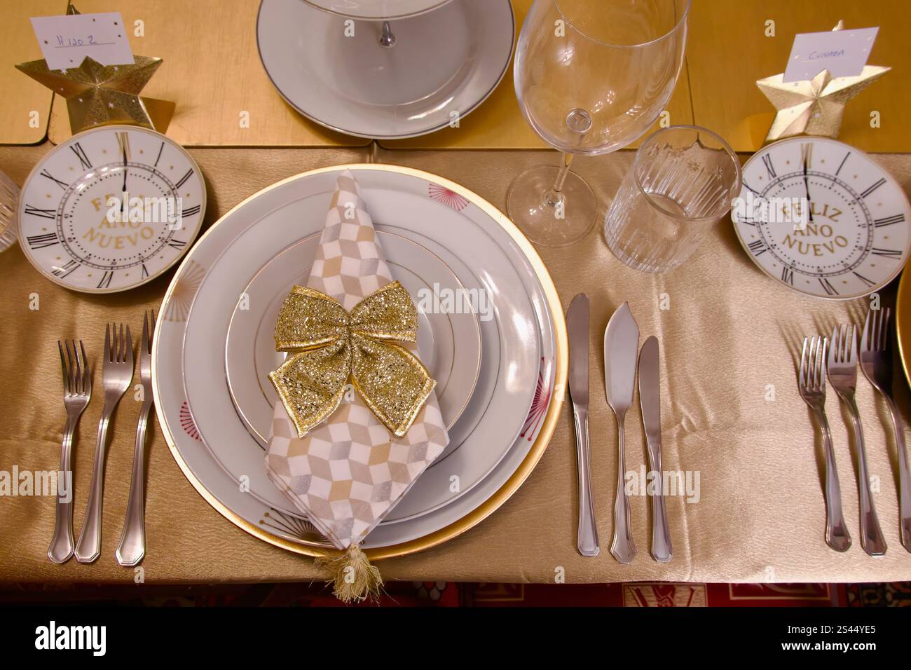 Table pour le dîner du réveillon du nouvel an sur le thème de l'or en ...