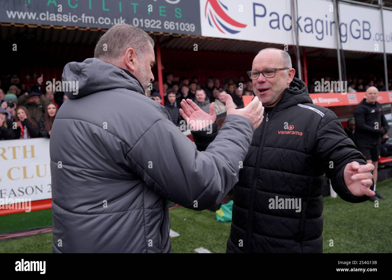 Le manager de Tamworth, Andy Peaks (à droite), accueille le manager de ...