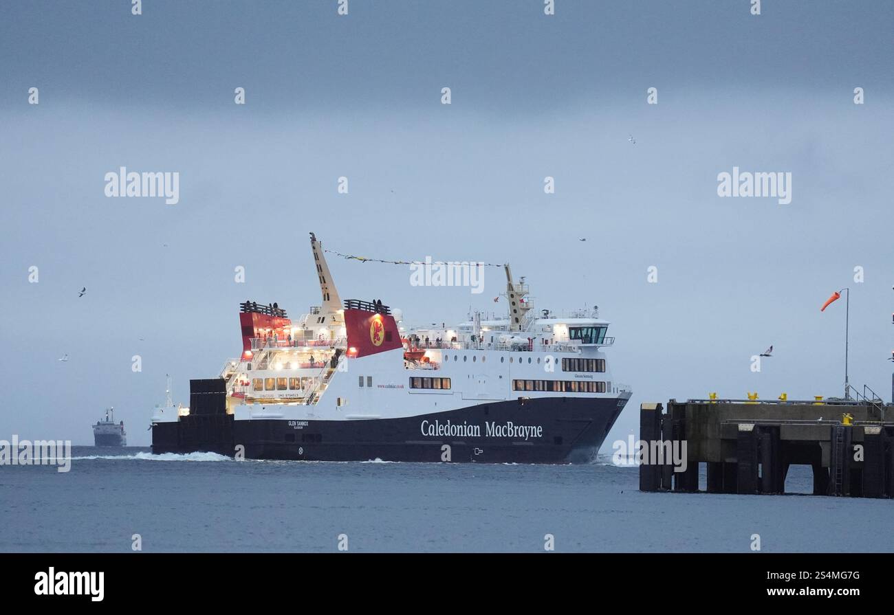 Le ferry Glen Sannox relie Brodick sur l'île d'Arran à Troon lors de ...