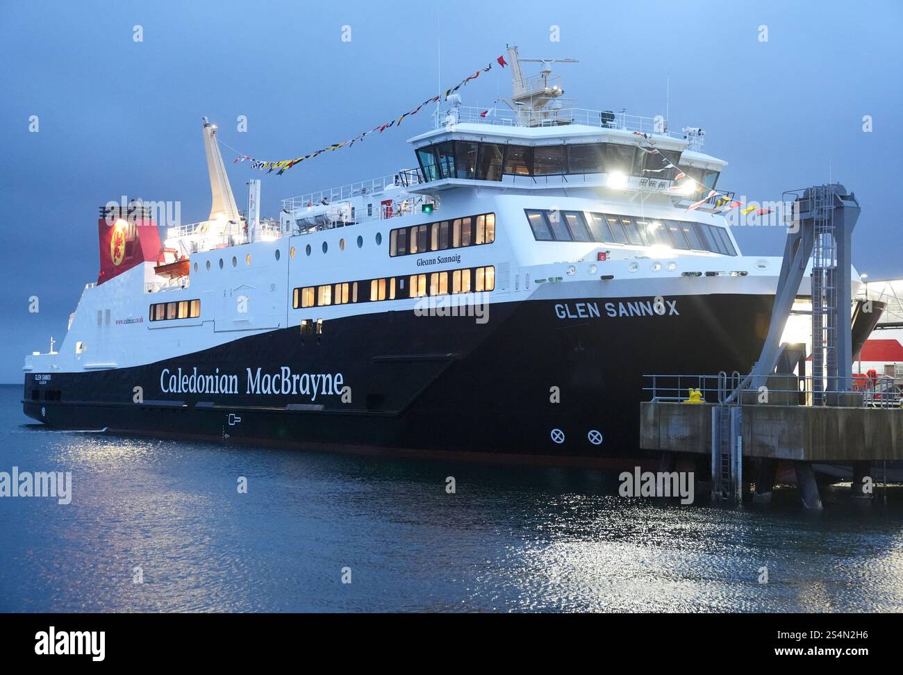 Le ferry Glen Sannox relie Brodick sur l'île d'Arran à Troon lors de ...