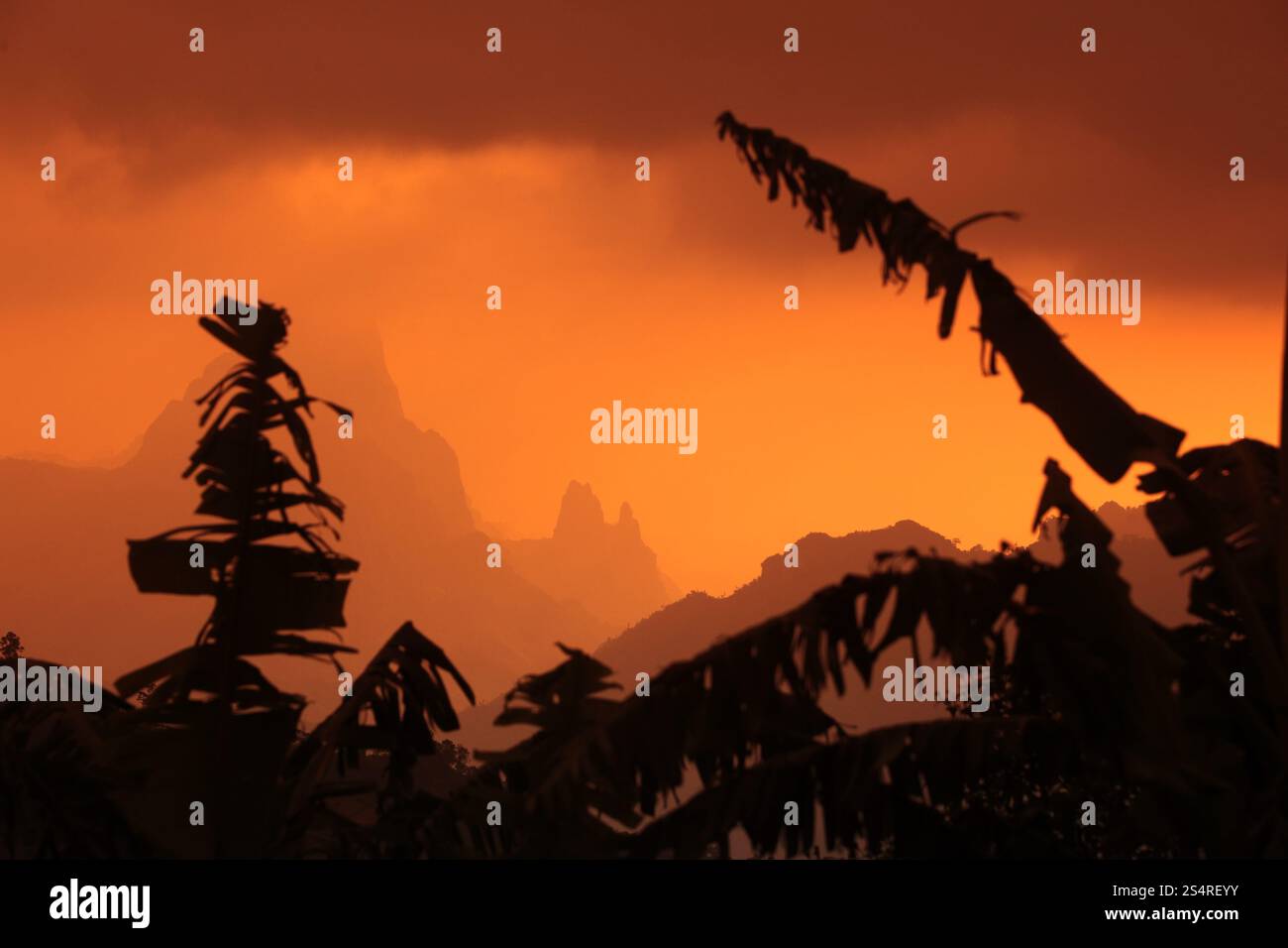 Le paysage près du village de Kasi sur la route nationale 13 sur le ...