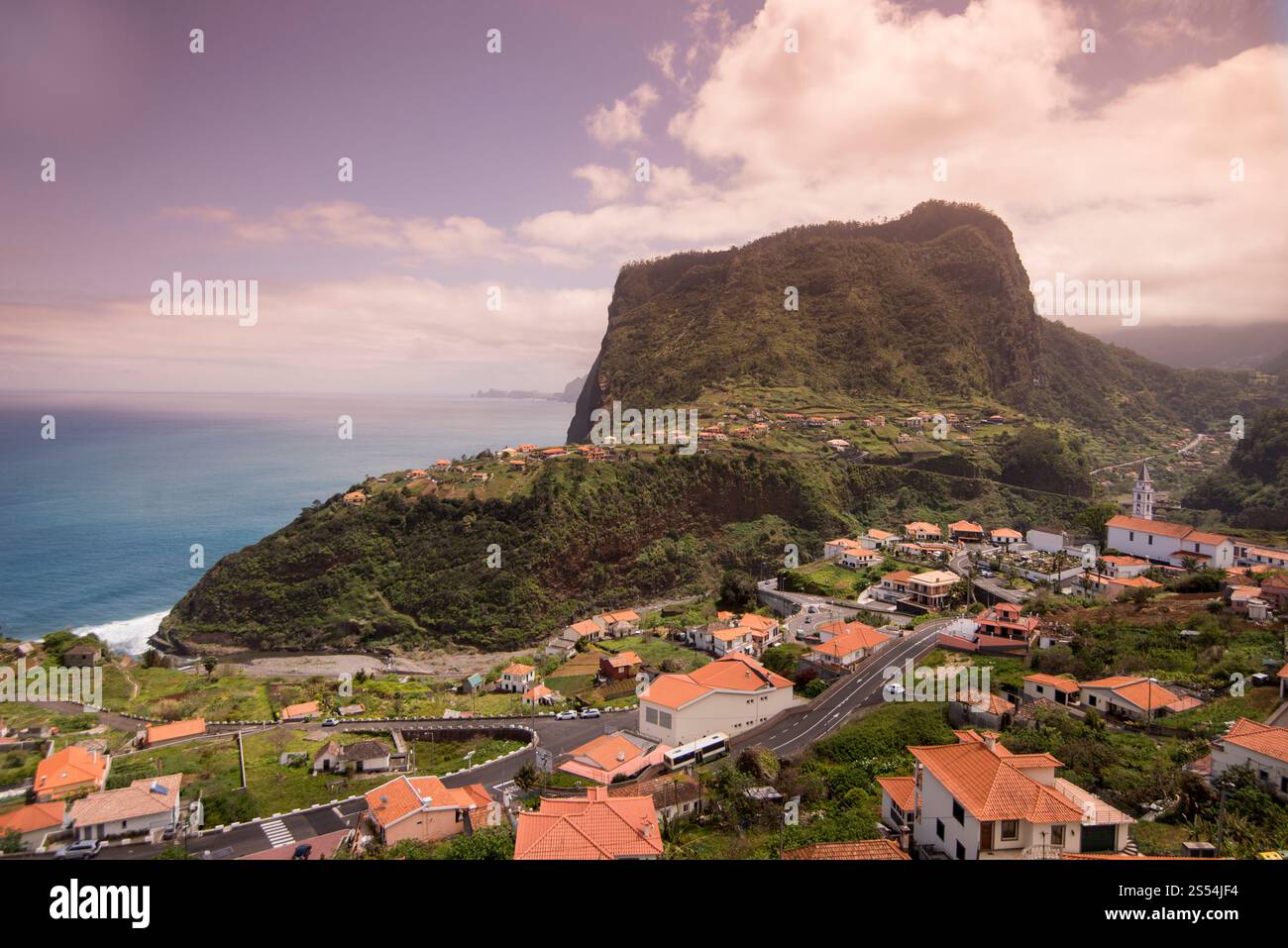 Le paysage et la ville de Faial sur la côte au nord de Madère sur l'île ...