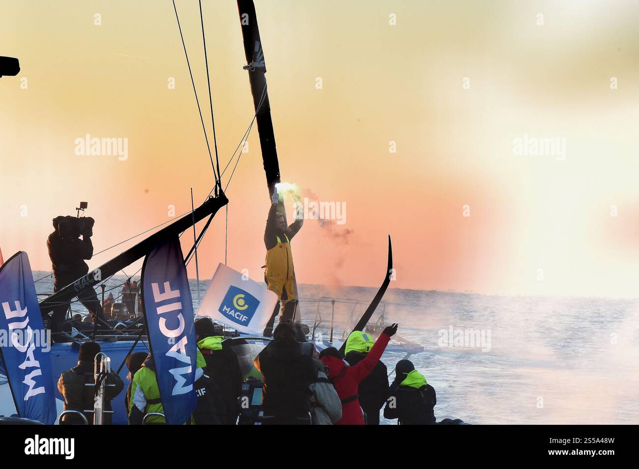 Le skipper français Charlie Dalin célèbre à bord de son monocoque IMOCA ...