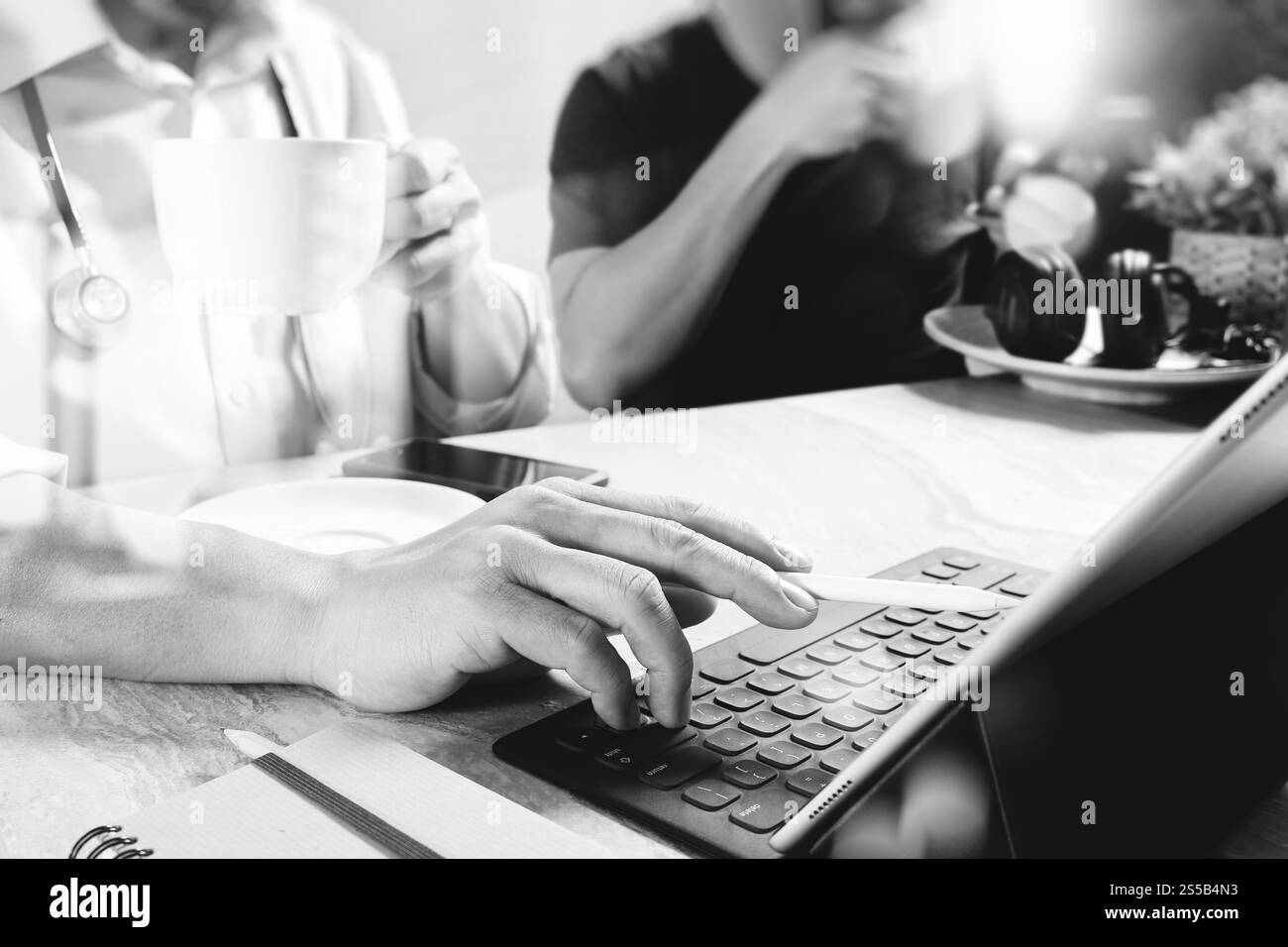 Équipe de médecin prenant le café break.using tablette numérique ...