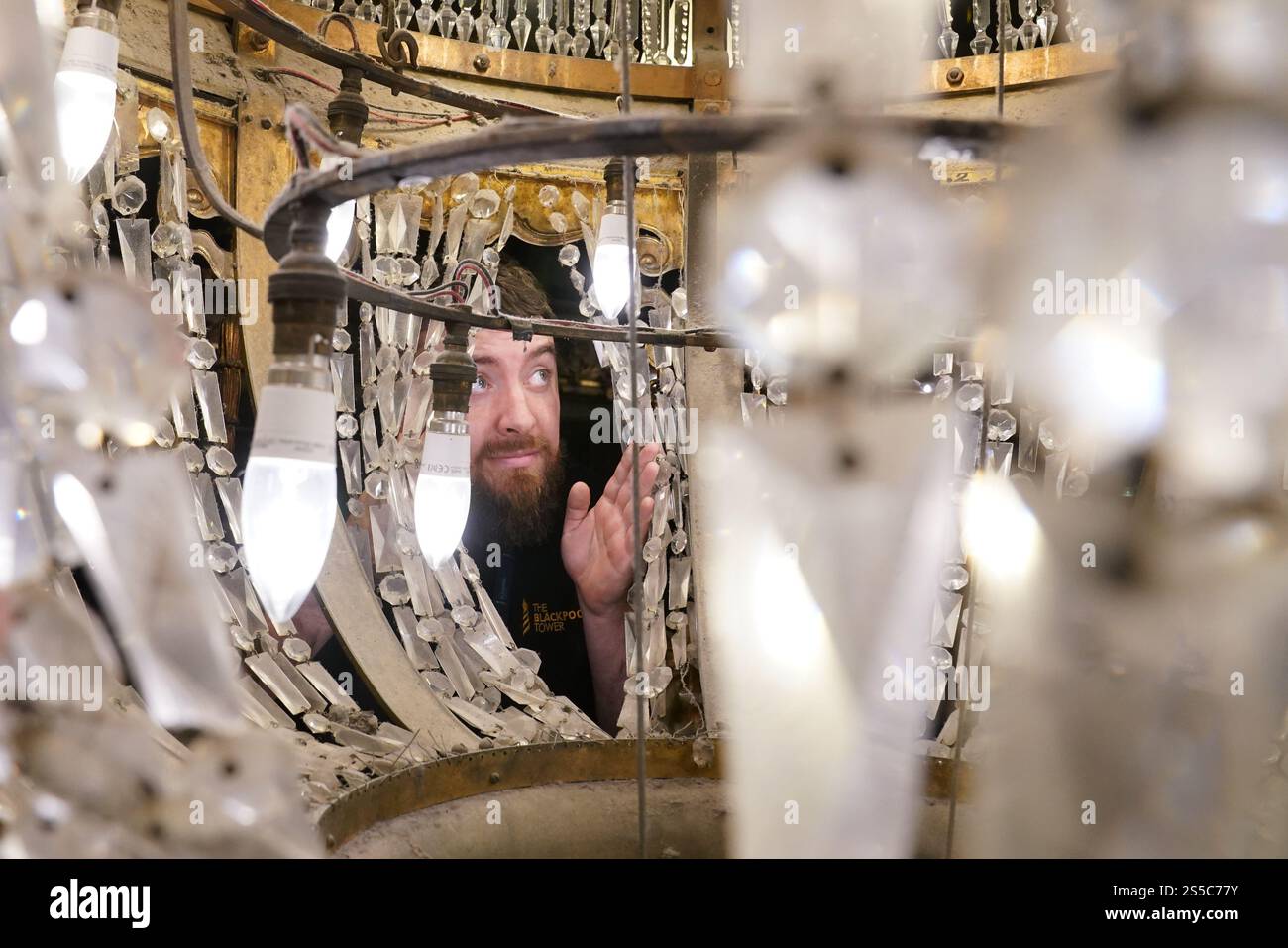 Jason Cardwell, de l'équipe de la salle de bal Tower, inspecte l ...