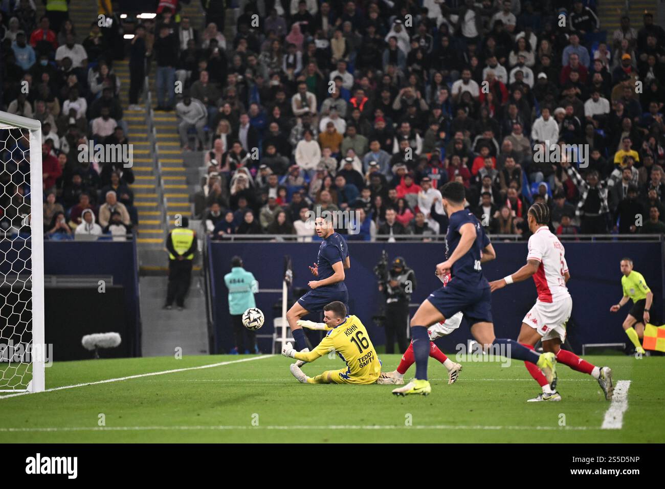 16 Philipp KOHN (asm) - 02 Achraf HAKIMI (psg) lors de la finale du ...