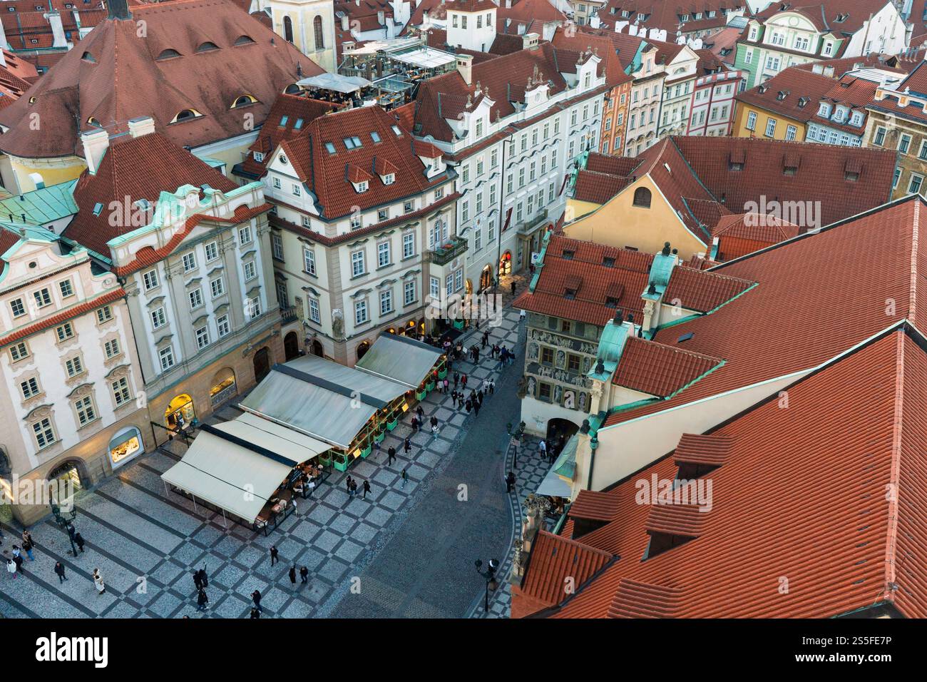L'architecture des bâtiments et les rues de prague Banque de ...