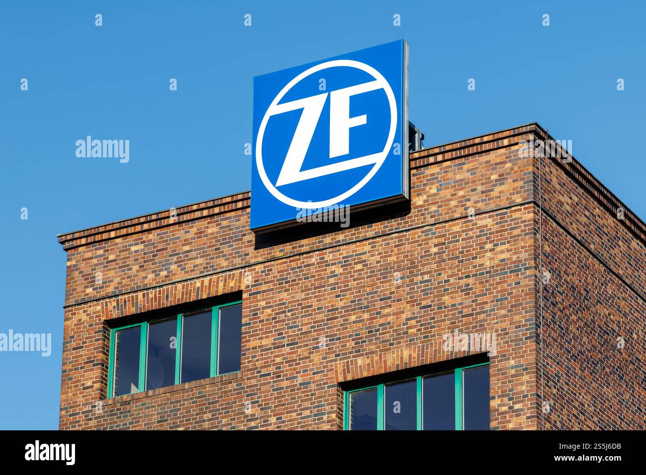 Schweinfurt, Allemagne. 13 janvier 2025. Le logo ZF est visible sur le ...