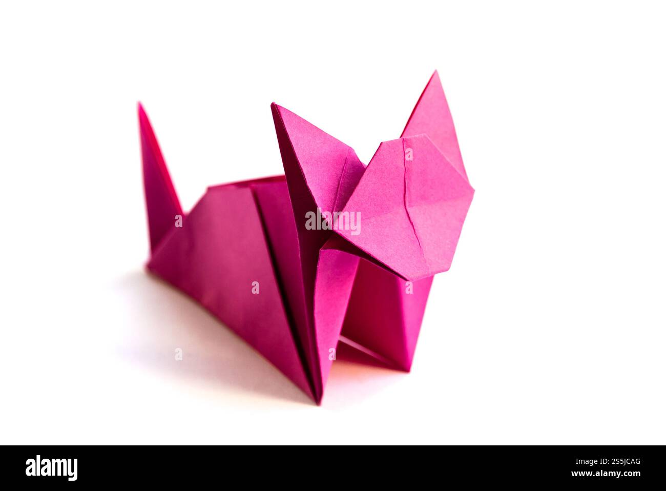 Origami chat en papier rose isolé sur un fond blanc vierge. Origami ...