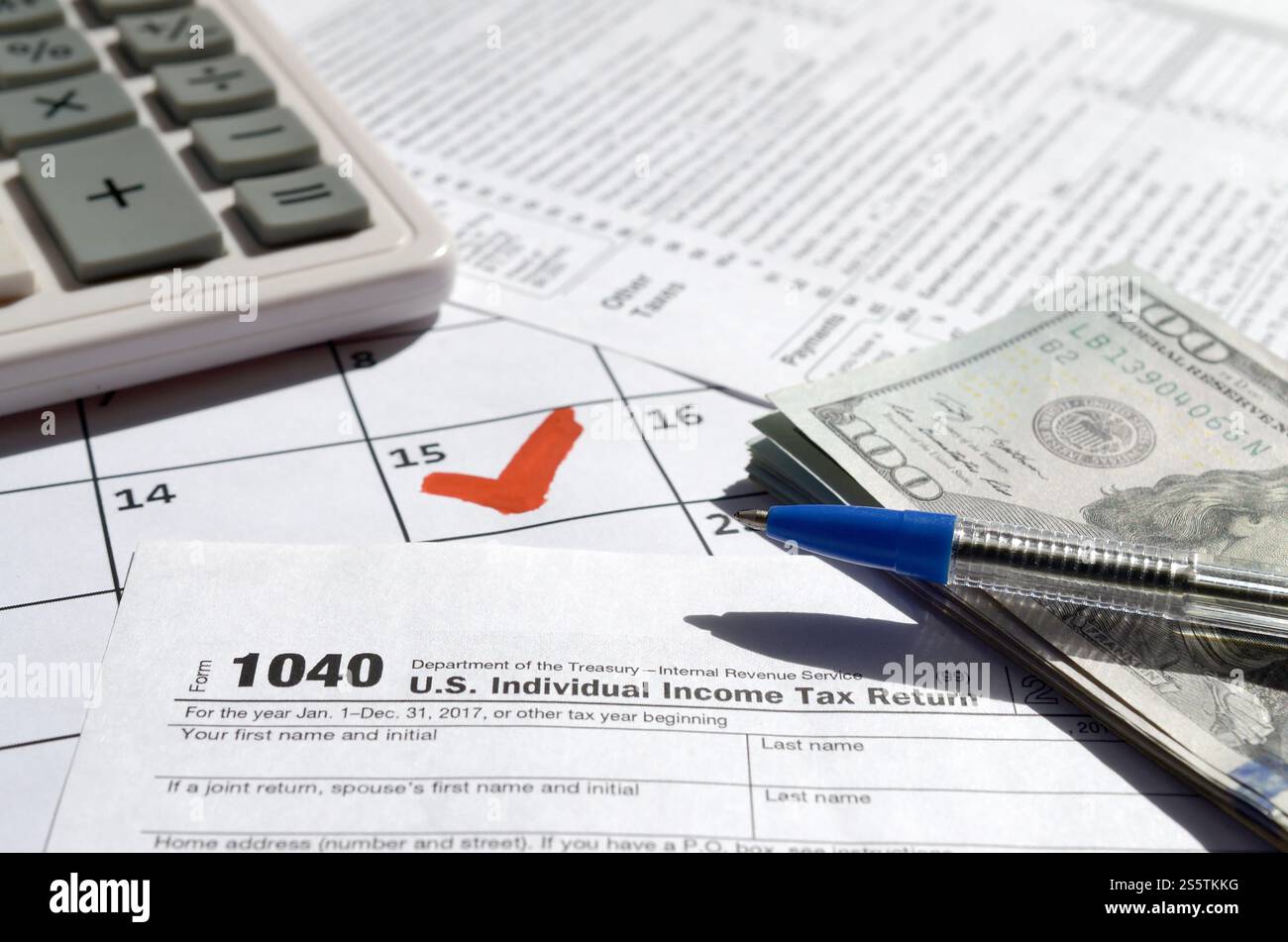 1040 Déclaration de revenus des particuliers vierge avec des billets d ...