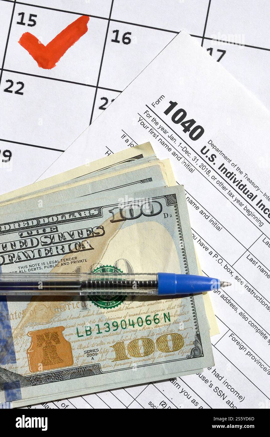 1040 Déclaration de revenus des particuliers vierge avec des billets d ...