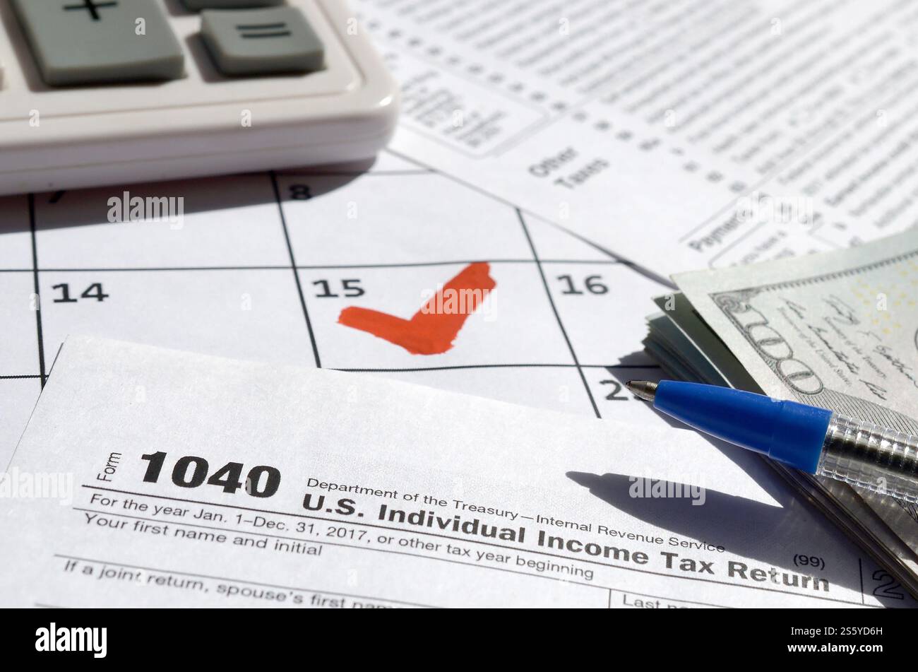 1040 Déclaration de revenus des particuliers vierge avec des billets d ...