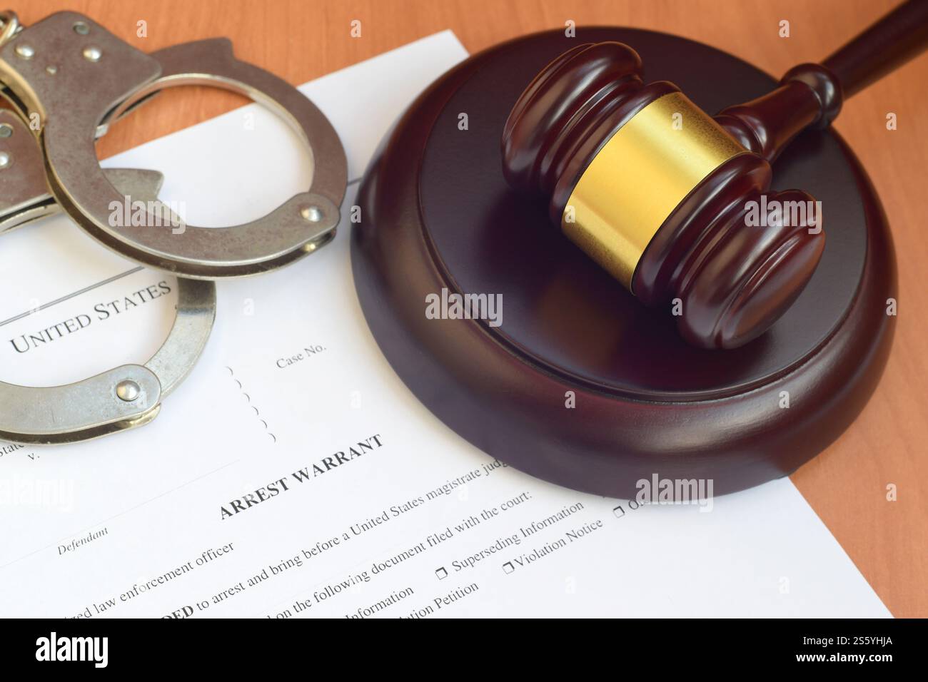 Maillet de justice et mandat d'arrêt document vierge avec menottes ...