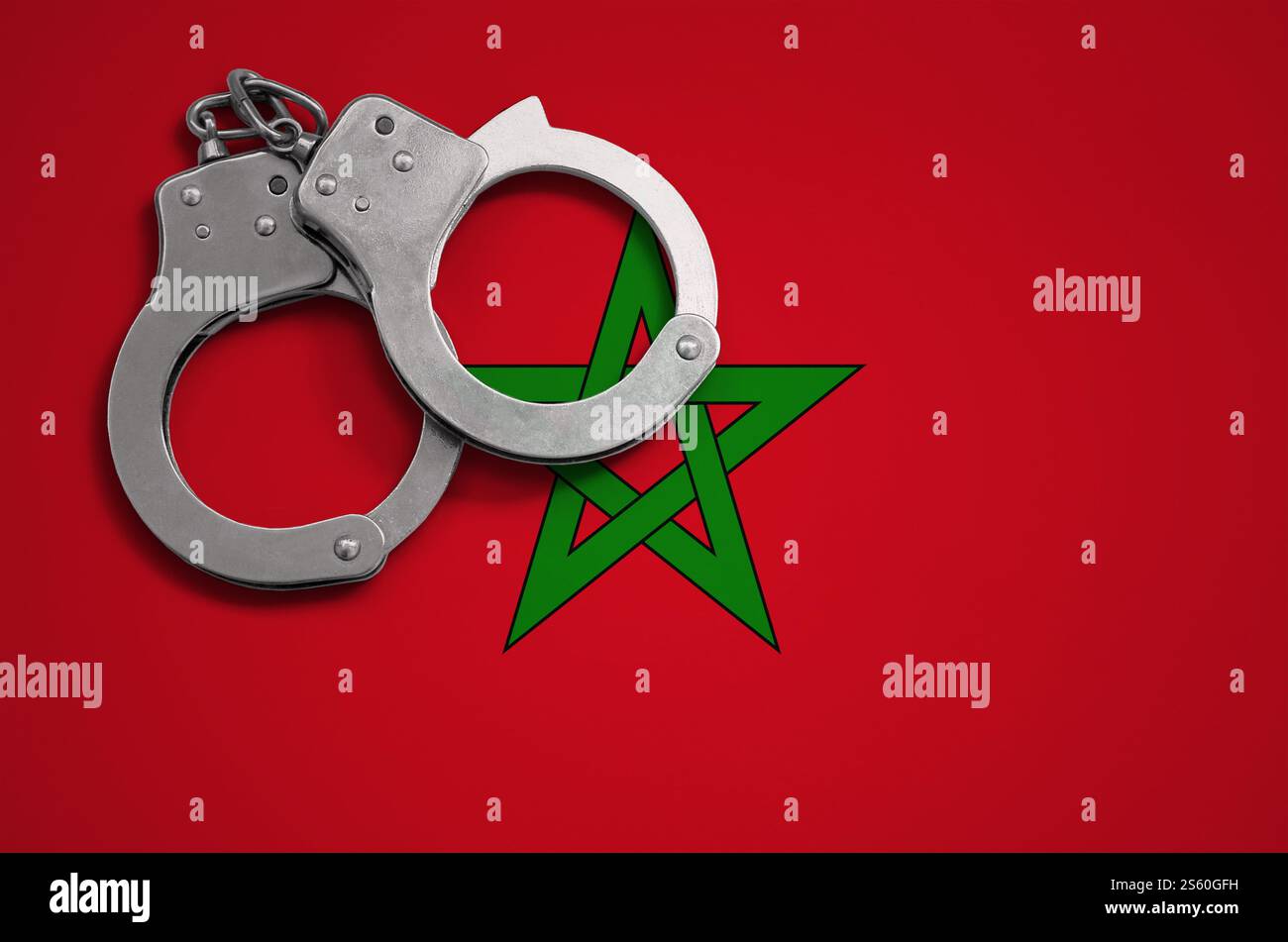 Drapeau marocain et menottes policières. La notion de crime et de ...