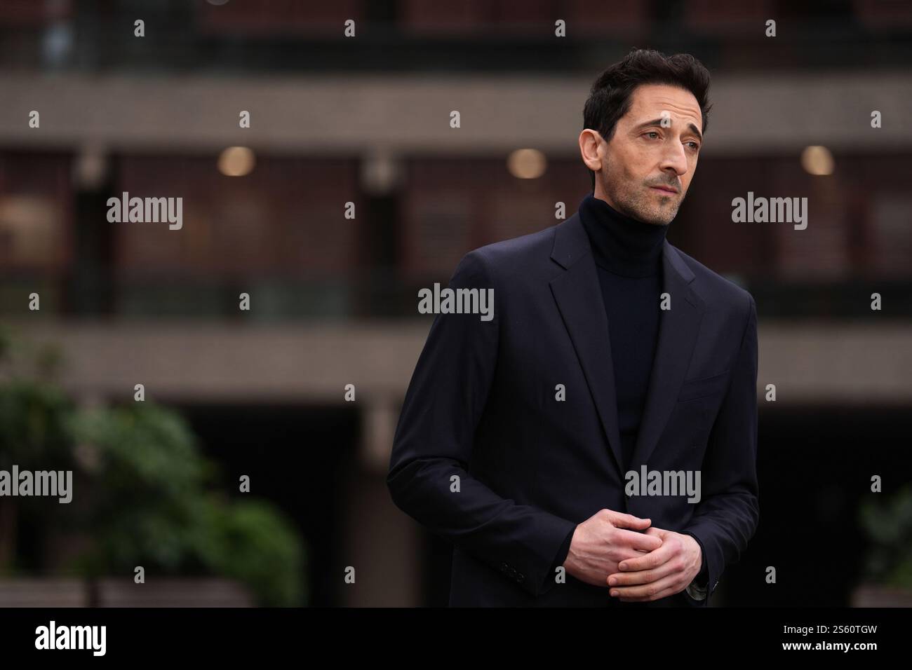 Adrien Brody assiste à la photocall pour The Brutalist, au Barbican ...
