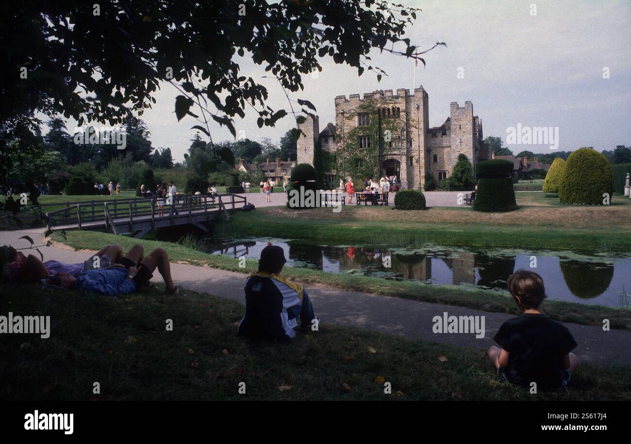 Le domaine du château de Hever est situé dans le village de Hever, Kent ...