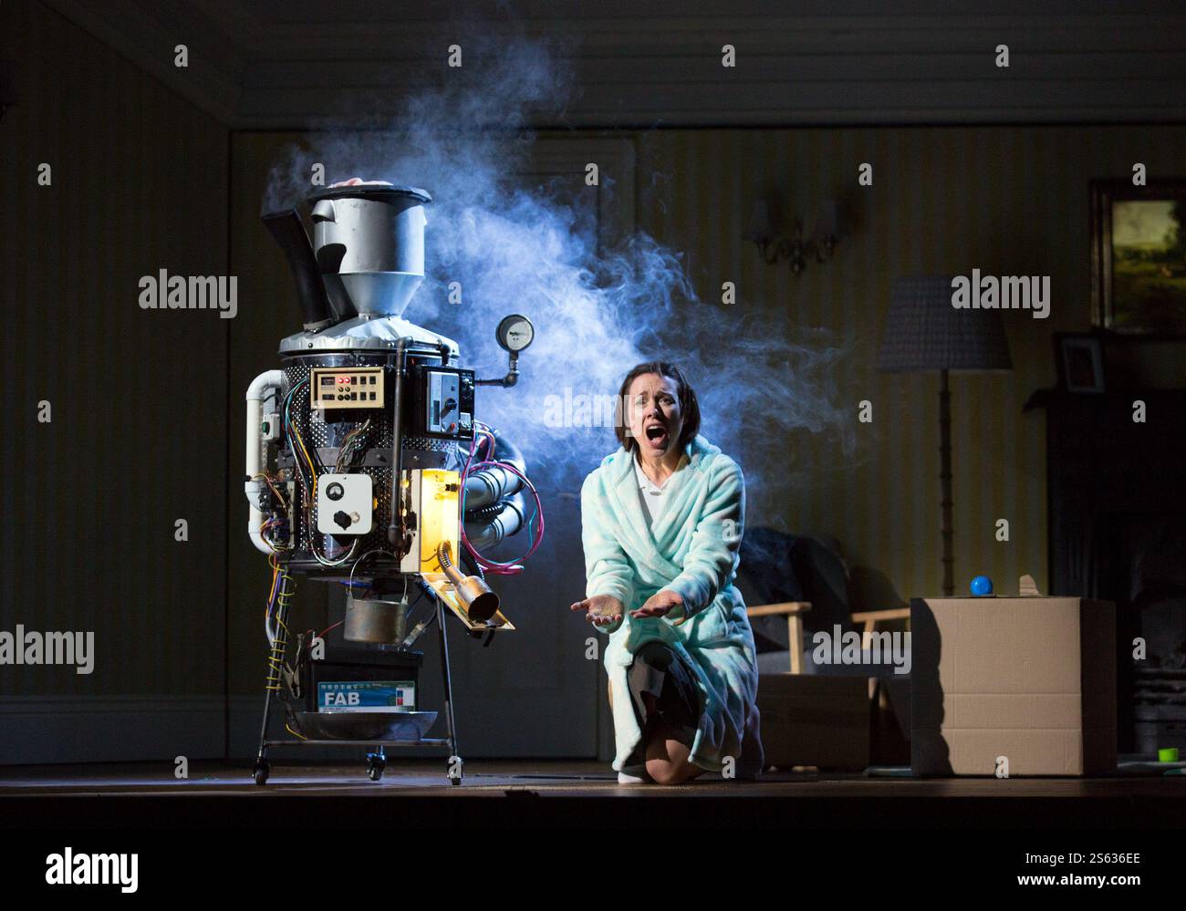 Mary Bevan (Coraline) avec l'invention de son père dans le Royal Opera ...