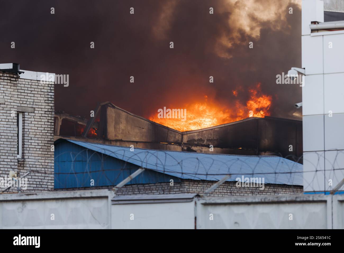Grand incendie incendiaire massif dans la ville, usine d'entrepôt ...