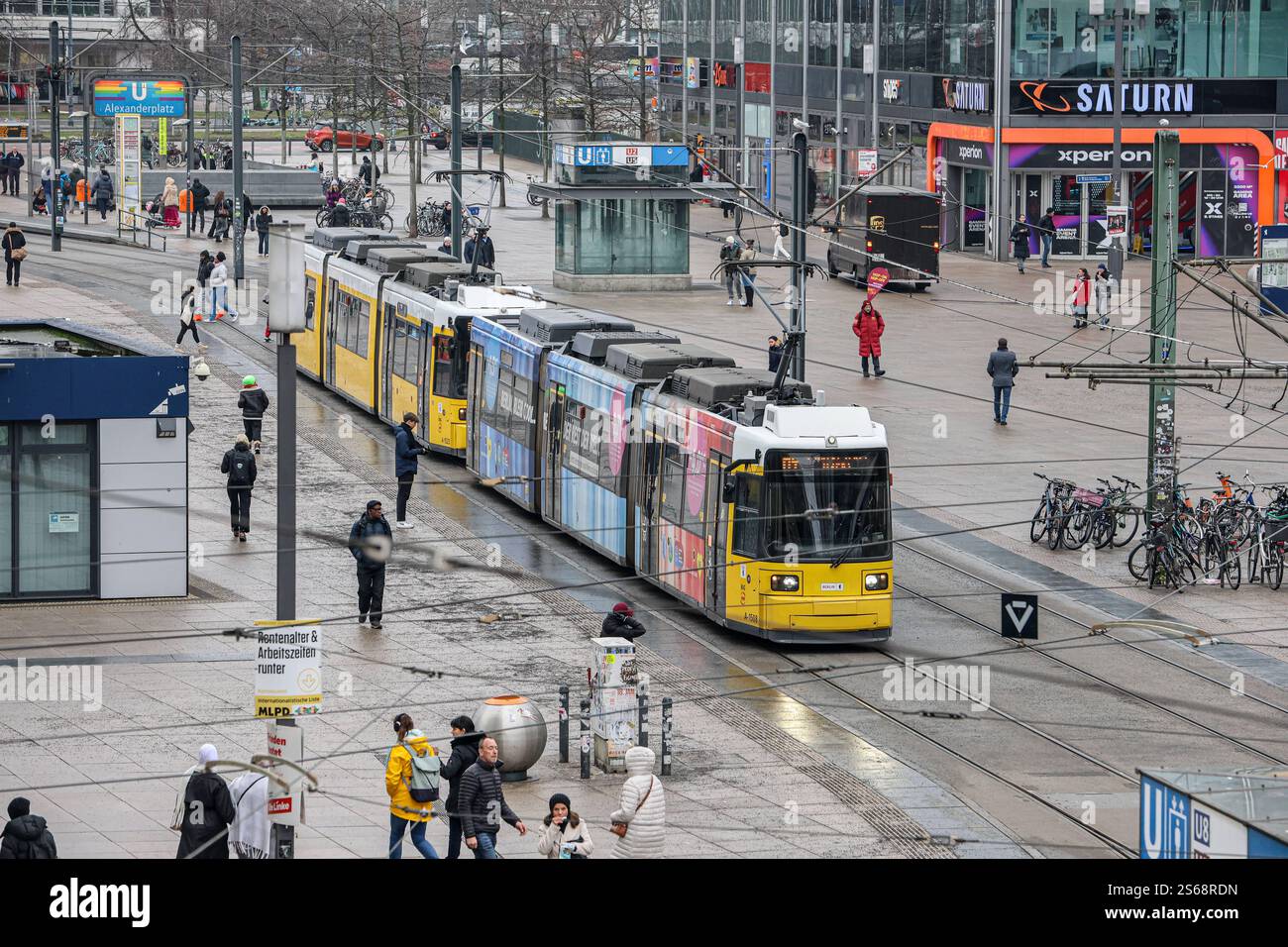 Straßenbahn der Berliner Verkehrsbetriebe BVG fährt über den Alexanderplatz. DEU, Deutschland ...