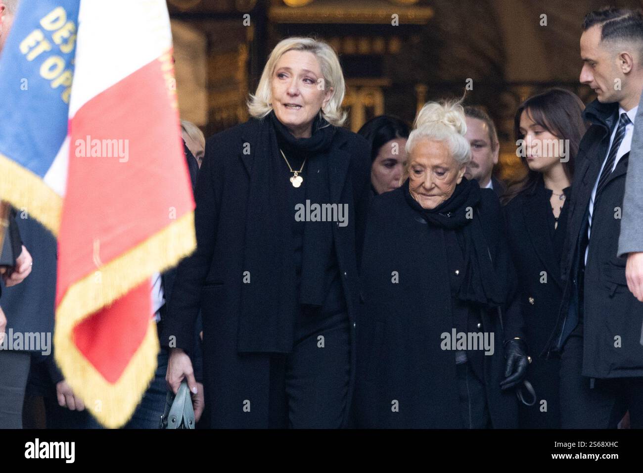 Marine le Pen et sa mère Pierrette le Pen partent après un service ...