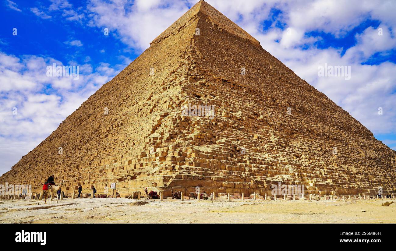 Vue spectaculaire sur la Grande Pyramide de Khafre de la base au sommet ...