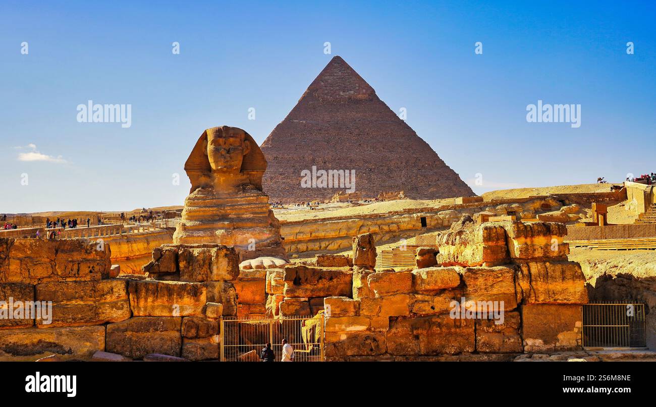 Magnifique vue panoramique sur le Grand Sphinx de Gizeh avec la Pyramide de Khafre comme vu du ...