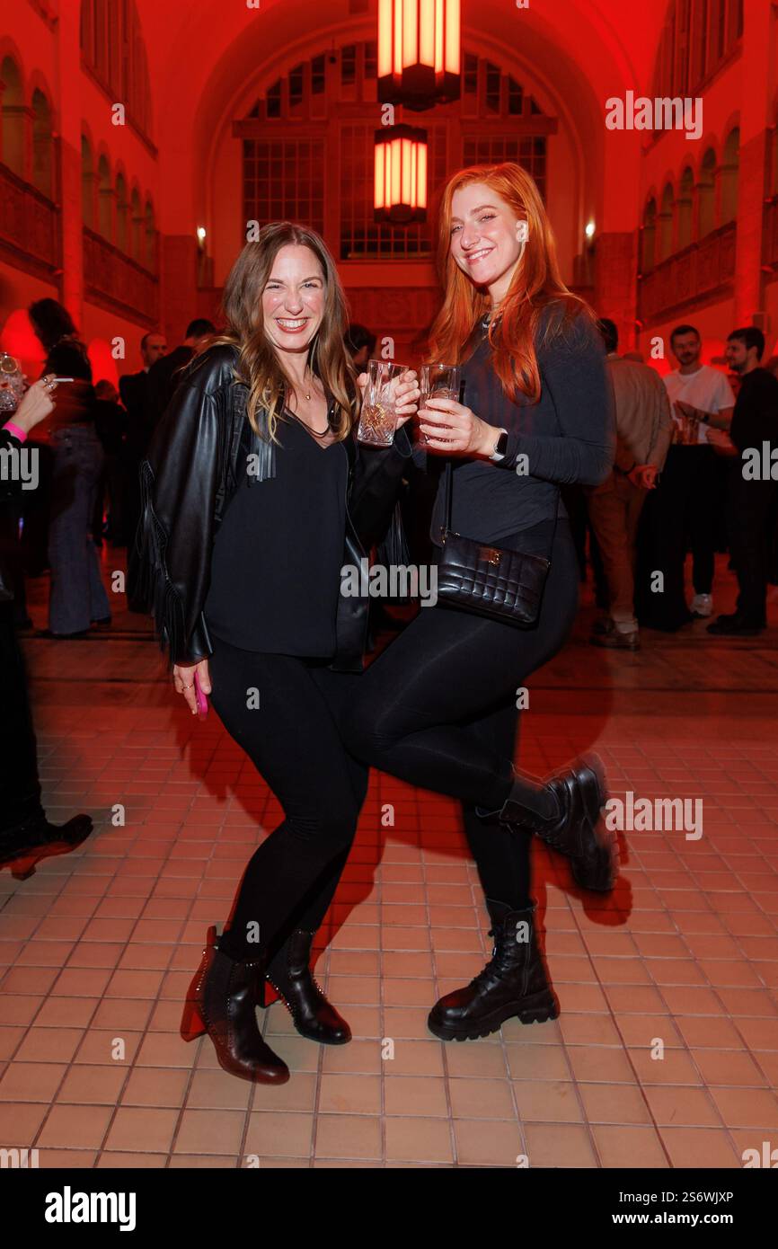 Première - Uppercut Leonie Dubuc und Lara Loft Lara Trautmann BEI der ...