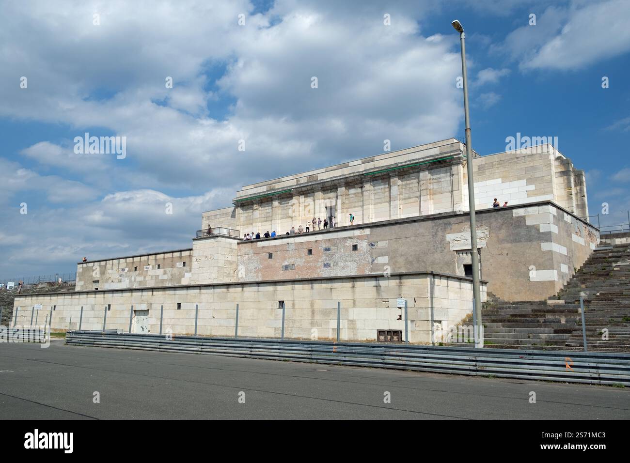 La tribune du terrain de rassemblement du parti nazi Zeppelin Field ...