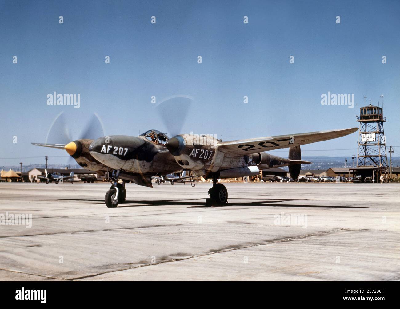 Un Lockheed P-38 Lightning en attente de décollage. Un avion de chasse ...