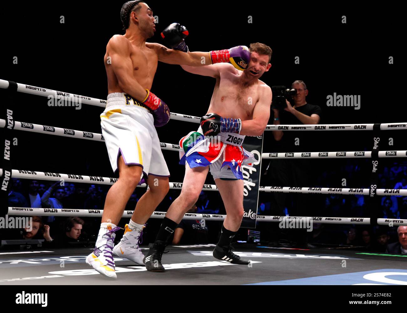 Sami Hamed (à gauche) assomme Zachary Johnson dans le combat contre les ...