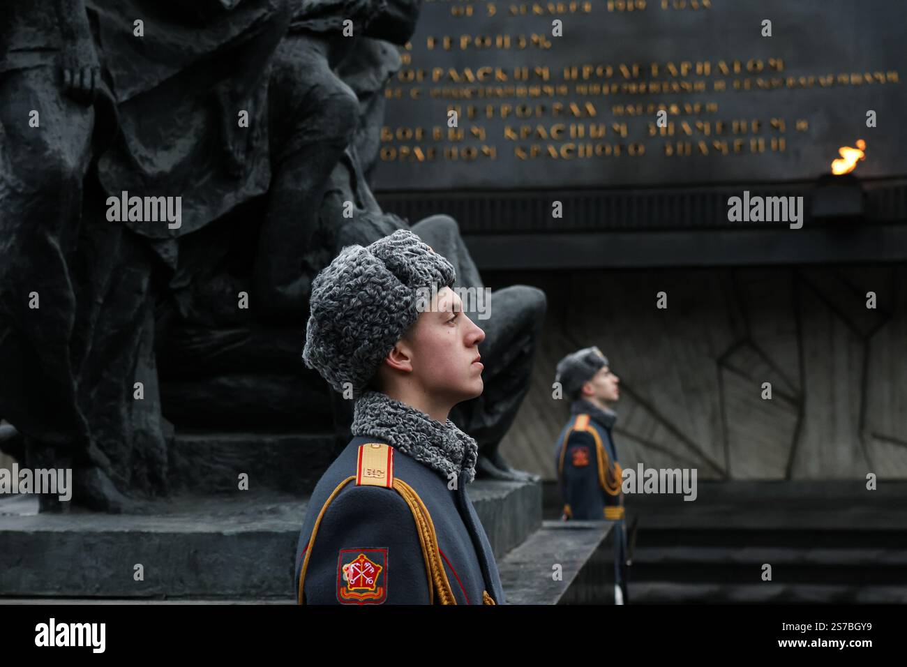 Des militaires de la compagnie de la garde d'honneur vus au monument ...