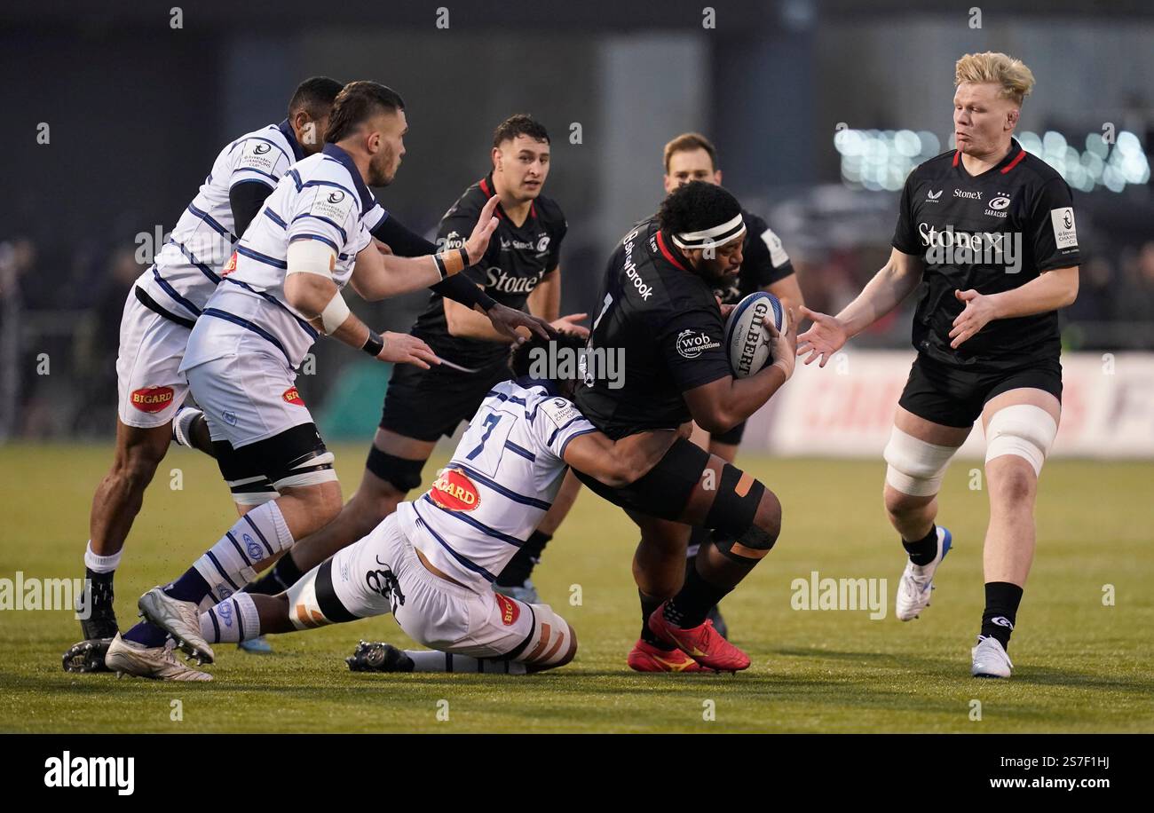 Eroni Mawi de Saracens est affronté par Simon Meka de Castres lors du ...