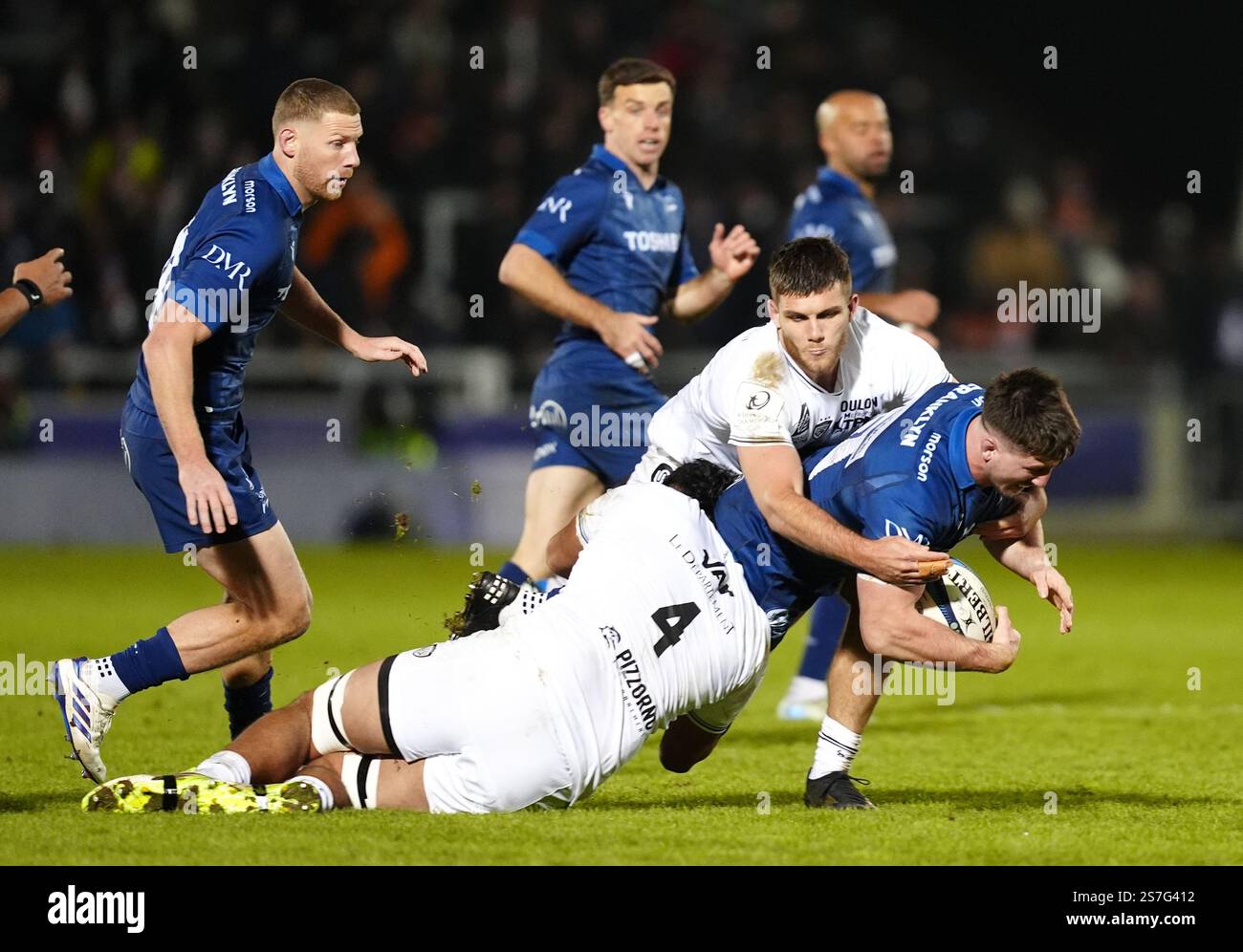 Ben Curry, des Sharks de Sale, a affronté Jules Coulon et Matthias ...