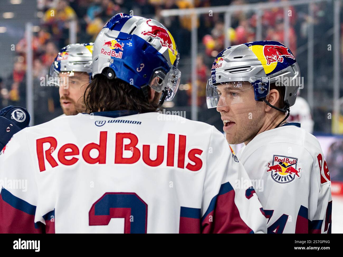 Les Lancaster (EHC Red Bull Muenchen, #74) im gespraech mit Dominik ...