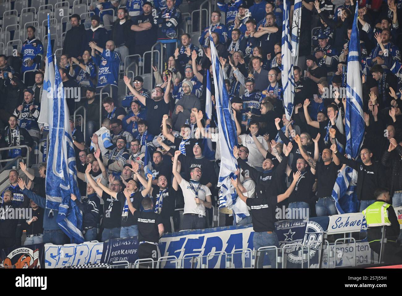 Les fans de Die Schwenninger à Mannheim. GER, Adler Mannheim vs ...