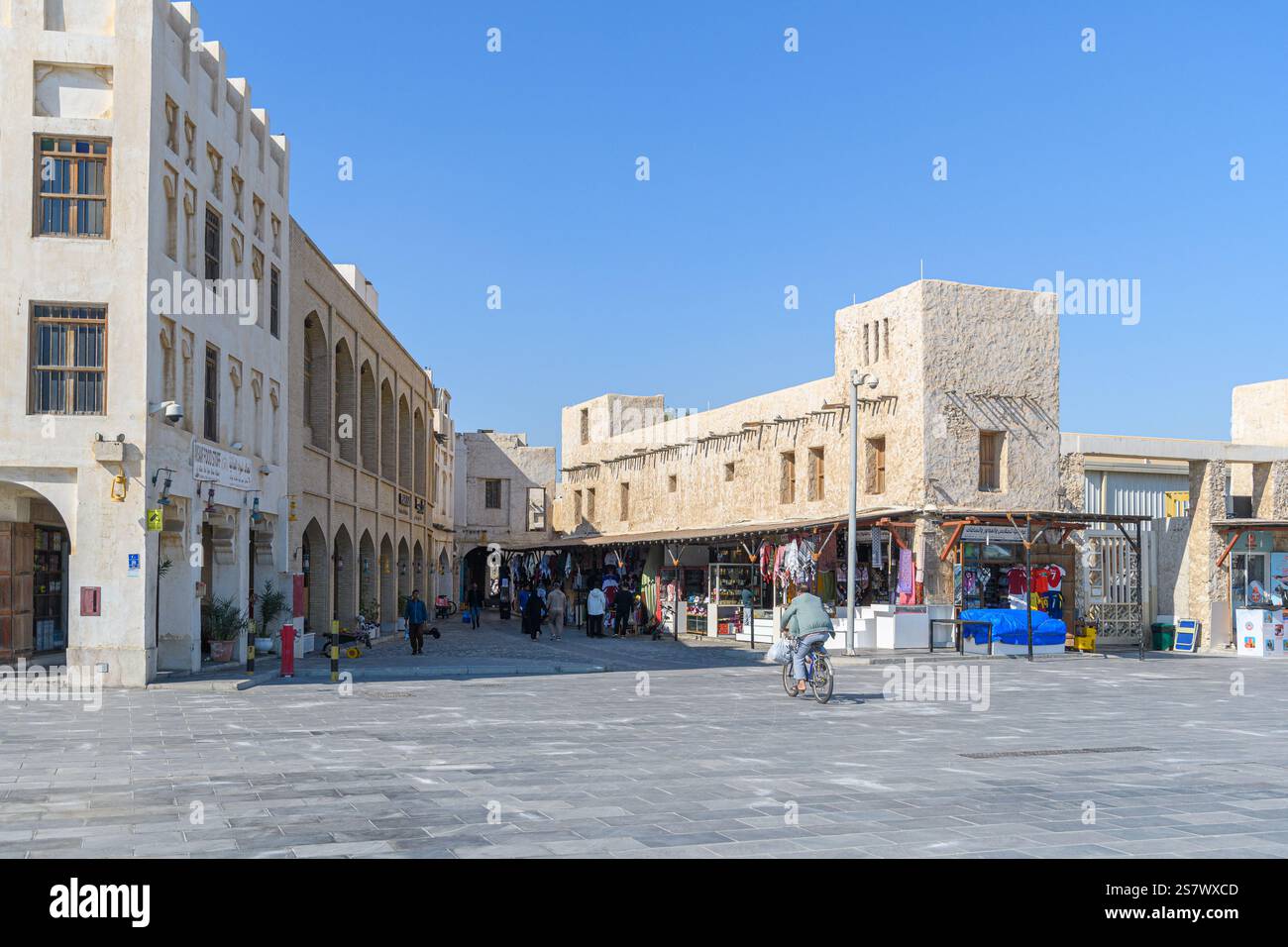 Doha, Qatar - 4 janvier 2025 : une place de marché animée remplie d ...